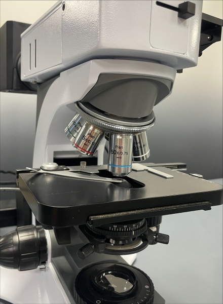 Amscope Trinocular Compound Microscope Model ME520T - LabTrader Inc.